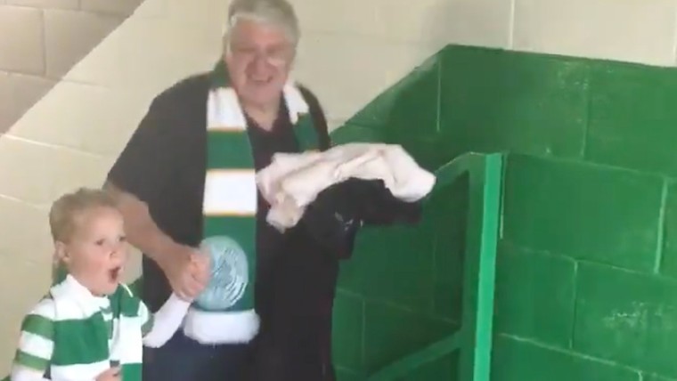 Schitterend: jonge fan kijkt ogen uit op Celtic Park - Voetbal ... Schitterend: jonge fan kijkt ogen uit op Celtic Park - Voetbal ...